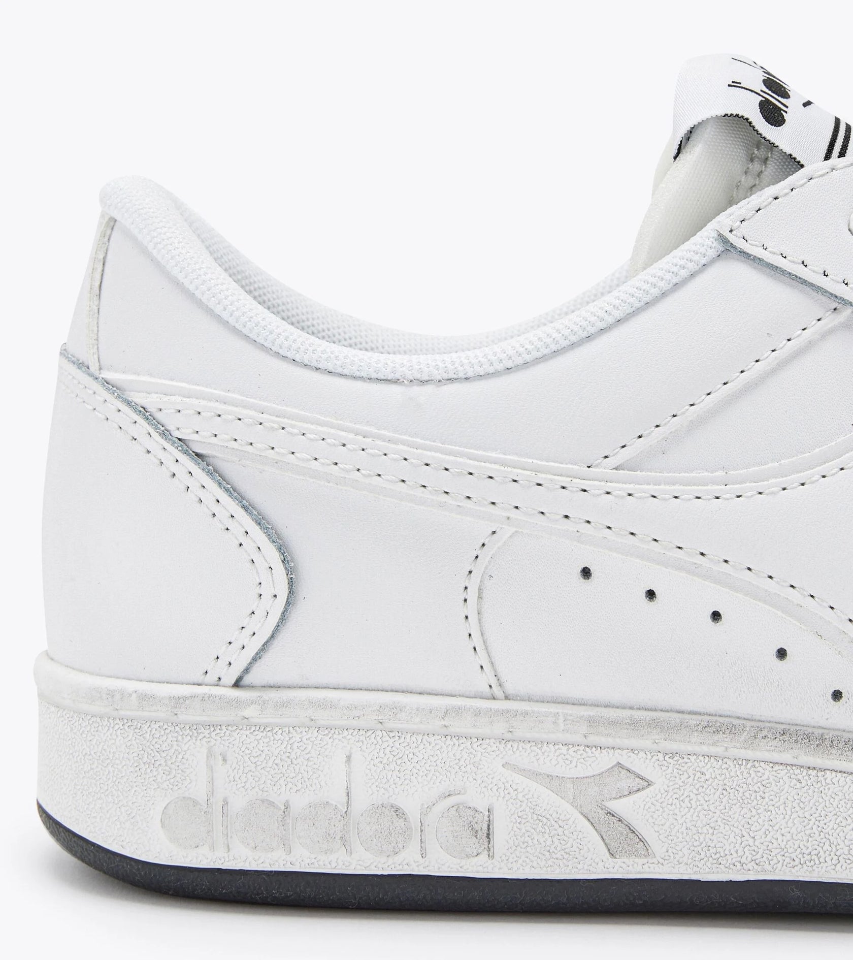 MAGIC BASKET LOW ICONA - UNISEX - ホワイト – Diadora 公式通販 チンクエ ステッレ オンライン ...